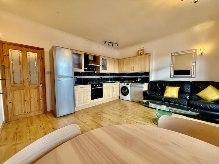 Spacious 1 Bed Flat - Free Parking - Quiet Area - Henley-on-Thames