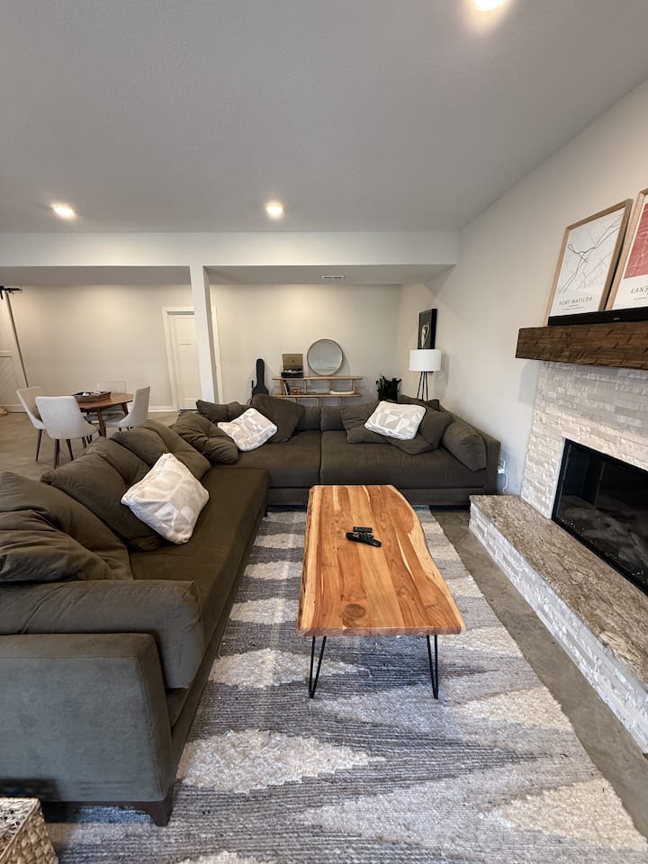 Private Basement Suite - Close To It All! - Kansas City, MO