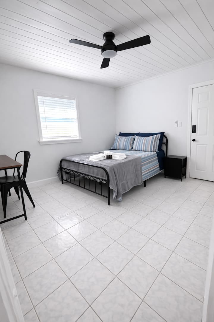 Sunset 03 - Peaceful & Bright Bedroom - Lake Wales, FL