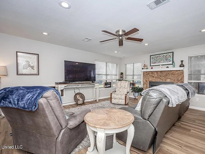 Spacious Home In Golf Cart District. - Ocean Springs, MS