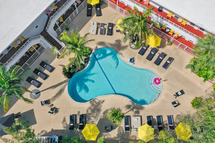 1br Apartment | Full Kitchen & Pool View - South Beach, FL