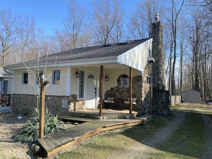 English Cottage | King Bed | Fully Fenced Backyard - Geneva, OH