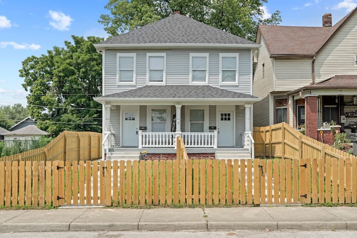 Stylish 2br Townhome | Close To Downtown - Indianapolis, IN