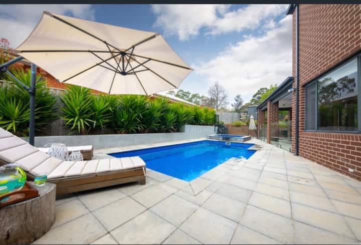 Macedon Ranges Getaway - Fun For All!
Sleeps 14 - Gisborne, Australia