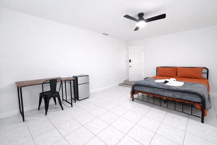 Sunset 04 - Modern, Clean & Comfortable Stay - Lake Wales, FL