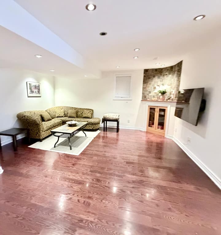 Cozy 2 Bedrooms, 1.5 Baths Apt With Free Parking - Vaughan