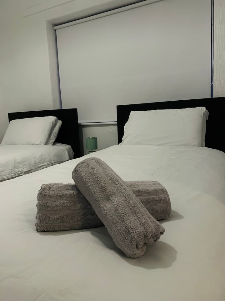 Modern 3-br Home | City Center Edge + Free Parking - Oldham