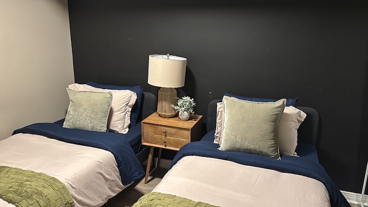 Small Apartment With Orange Couch For 2 - Port Hope