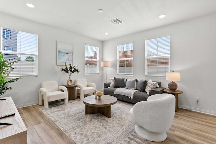 Modern 4br Oceanside Home W/ Ev S#42096 - Oceanside, Californie