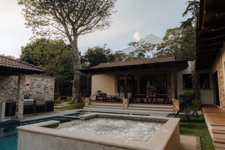 Magical Volcano View Retreat At La Reunion - Guatemala