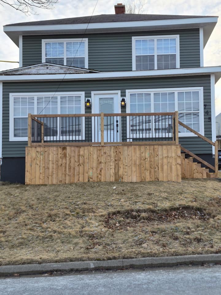 His Sunporch On Main - Glace Bay