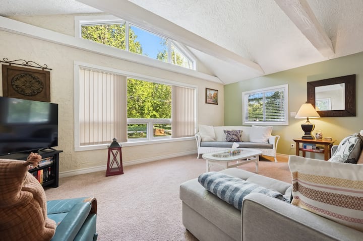 Whitecaps | Near Beach | Ac | Hot Tub | Pets - Sauble Beach