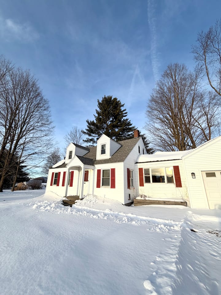 Charming Farmhouse Cottage, 10-min From Bratt - Brattleboro, VT