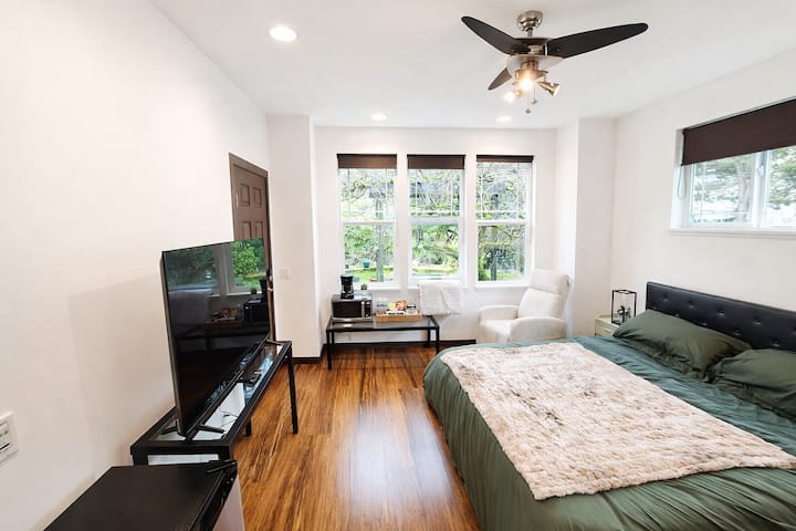 Private Modern Suite | King Bed & Bath - Bellevue, WA