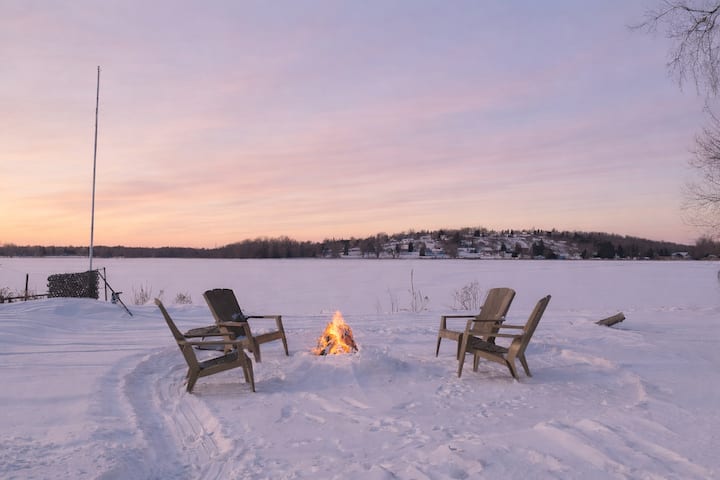 Lakefront 5br Cottage | Fire Pit, Bbq & Water Toys - Norwood