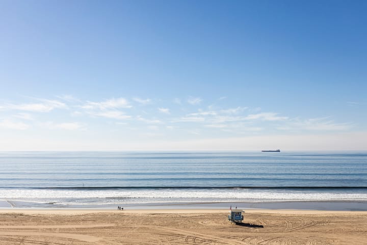 Ocean-front | Strand/beach | King & 2-queen Beds - Redondo Beach, CA