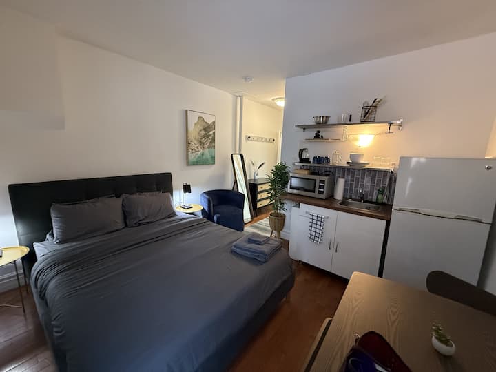 Private Downtown Studio | Quiet & Affordable - Toronto