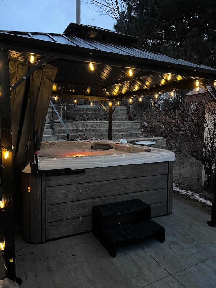 Heart Of Little Italy • 4br, Game Room & Hot Tub - Council Bluffs, IA