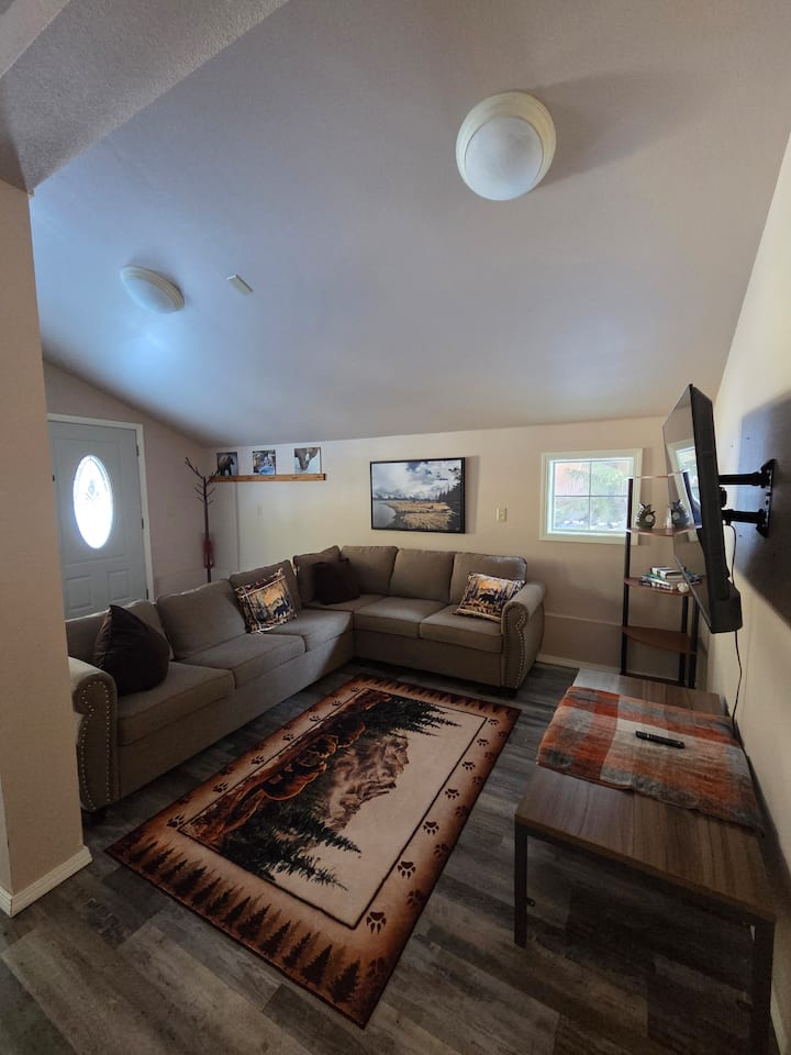 Stoney Bear Hideaway | Full Kitchen & Laundry - Kenai Fjords National Park