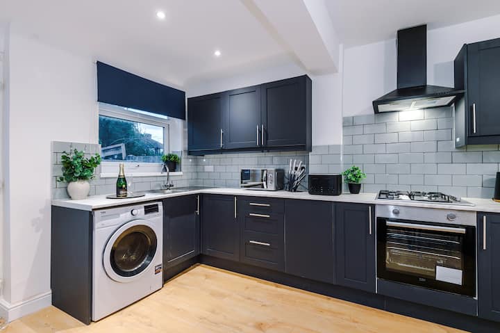 Comfy 3-br Wirral Home | Free Parking & Wi-fi - Birkenhead