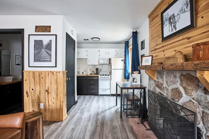 One Bed Cabin With King Bed, Fireplace, Kitchen - Estes Park, CO