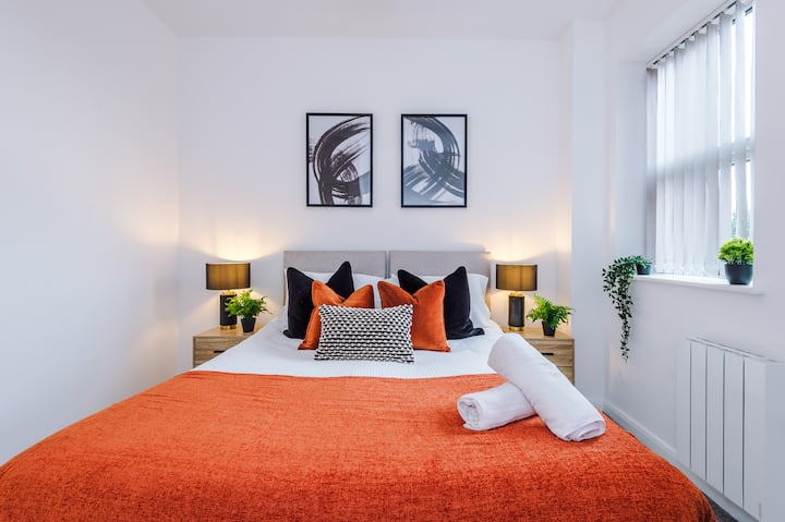 Modern 2-br Apt In Bolton | Free Parking & Wi-fi - Bolton