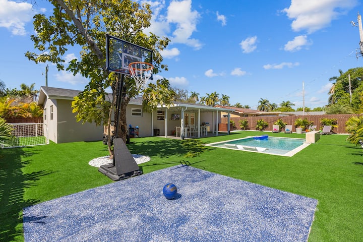 Backyard Fun House With Pool Bbq And Basketball - Hallandale Beach, FL