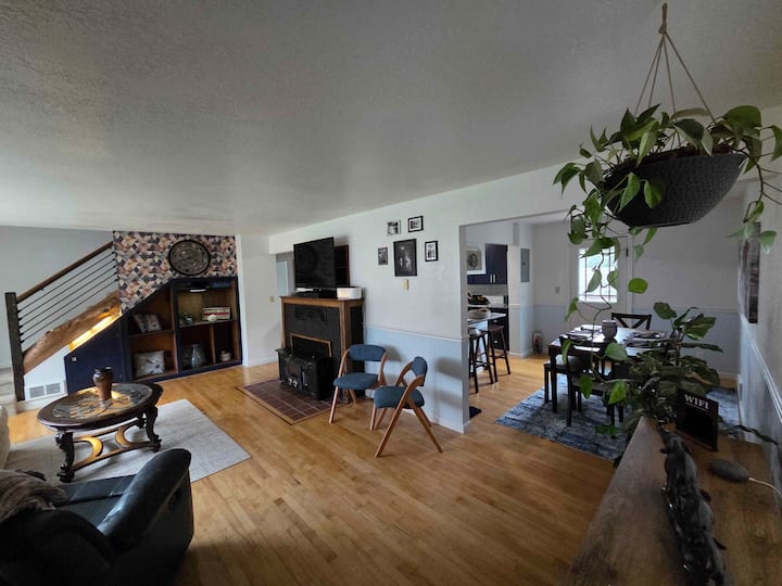 Pet-friendly Coastal Home Near Old Town, Walkable - Florence, OR