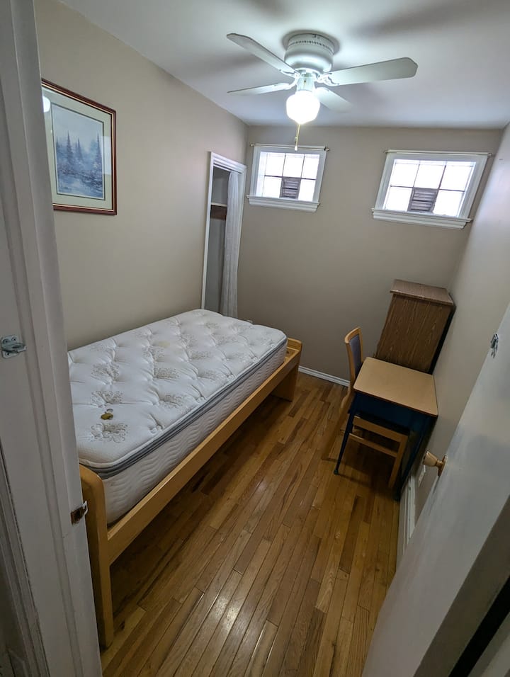 Cozy Private Room In A Quiet Family Home. - North Bay
