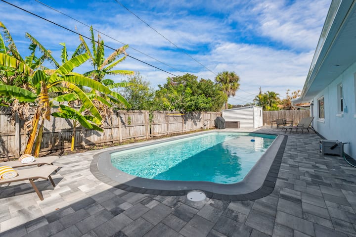 Cocoa Beach 3br Pool Home – Walk To Beach - Cocoa Beach, FL