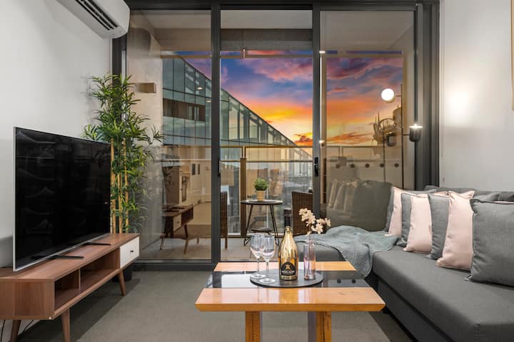 Modern 1br • Waterfront Balcony Views + Pool & Gym - Brooklyn