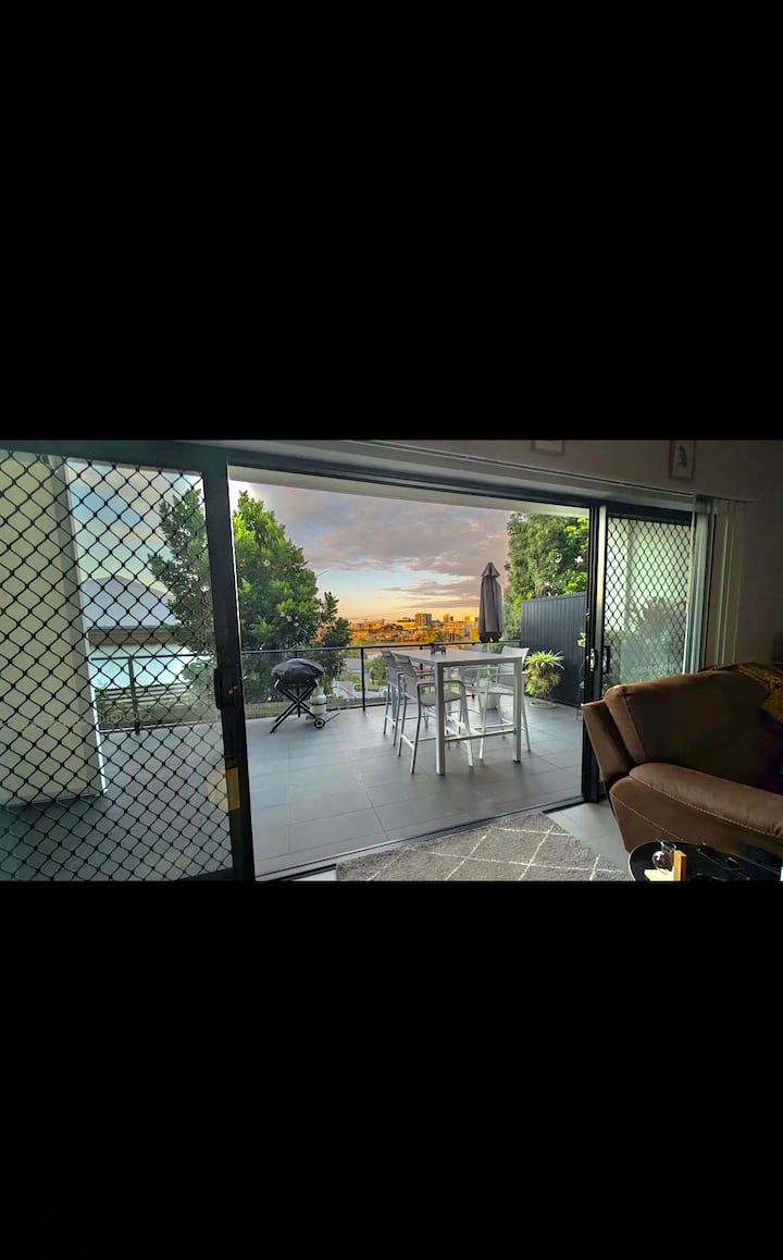 City View 2br | Huge Balcony + 2 Secure Parking - Gladstone