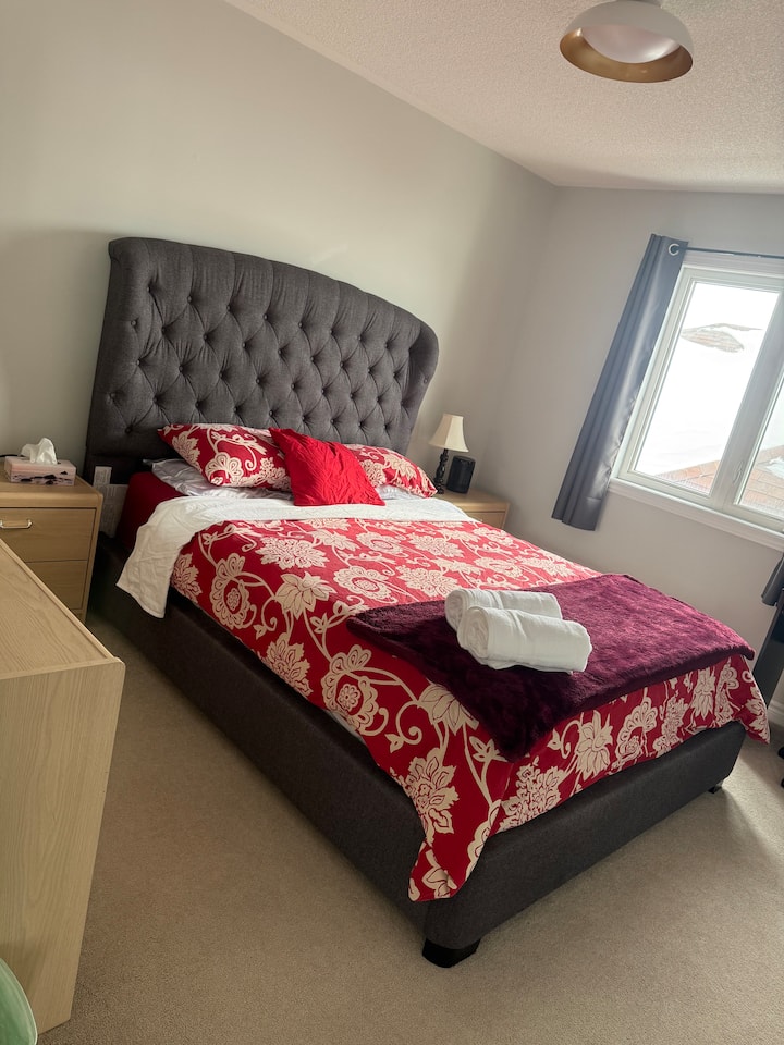 Emperor Cozy Home
Upstair - Bedroom 1 - Orillia
