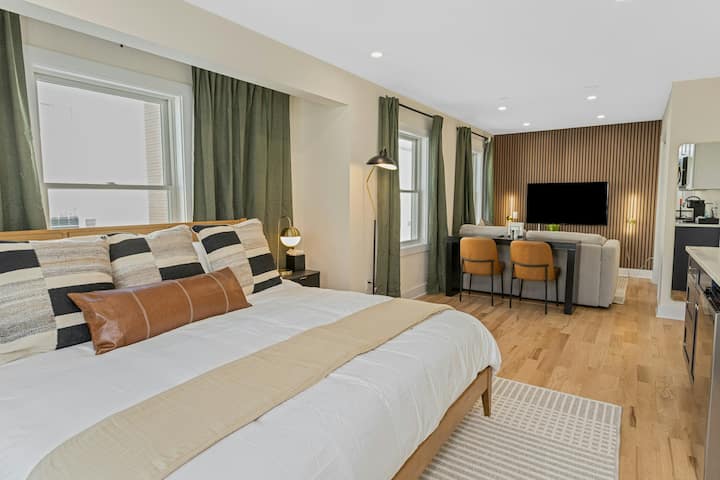 Stylish King Studio Minutes To Train - Stamford, CT