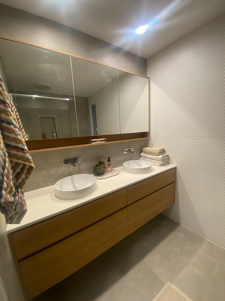 Studio - Huge Tv - Massage Recliners - King Bed - Noosa Heads