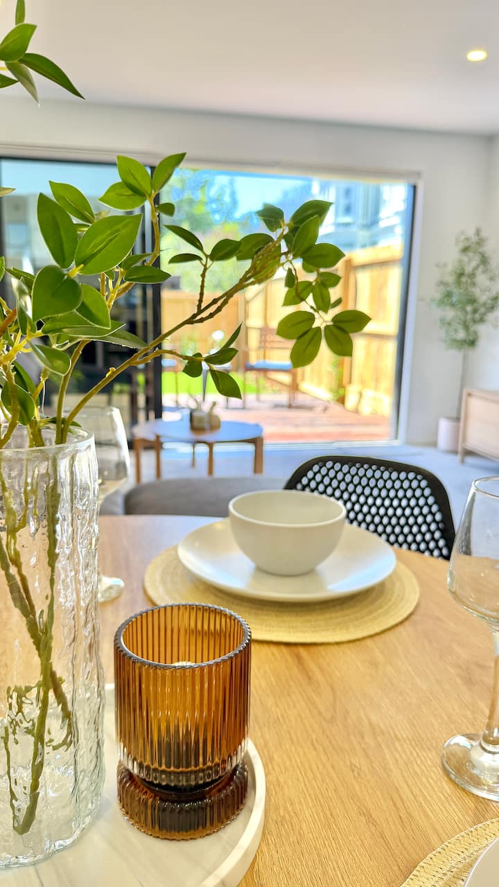 Cbd 2-bed, 2-bath Townhouse + Parking - Christchurch