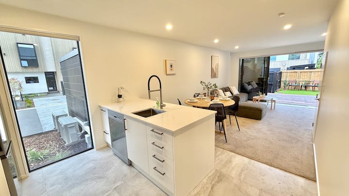 Cbd 2-bed, 2-bath Townhouse + Parking - Christchurch