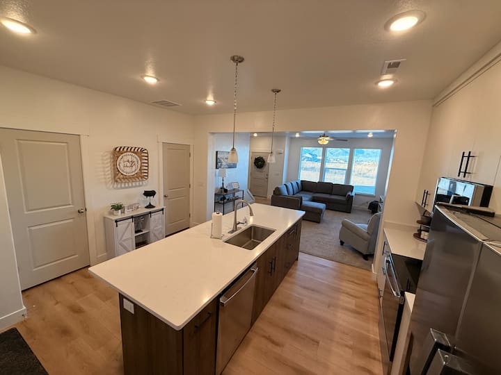 New Logan Townhouse With Stunning Views - Hyrum State Park, Hyrum