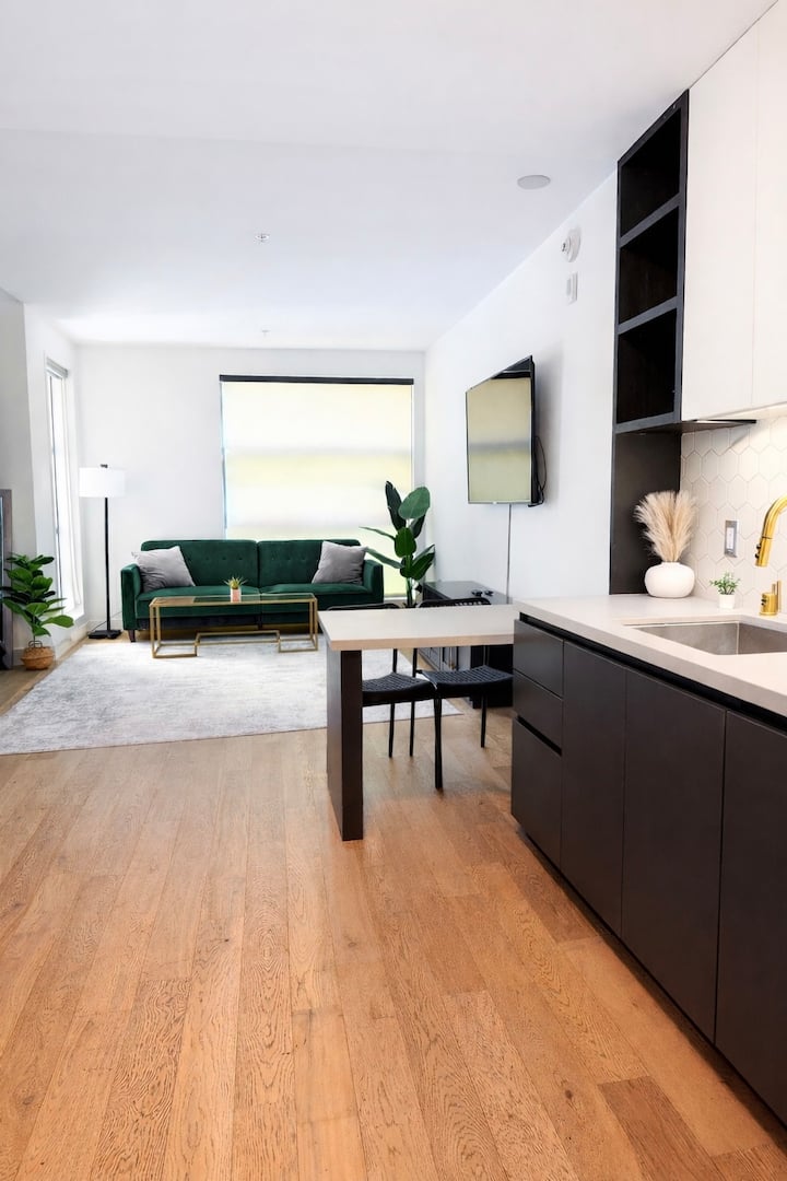 Universal Hollywood Blvd Studio W/parking - Los Angeles, CA