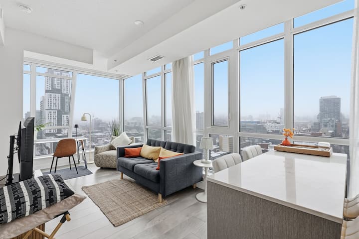 Modern Downtown High-rise With Free Parking - Toronto