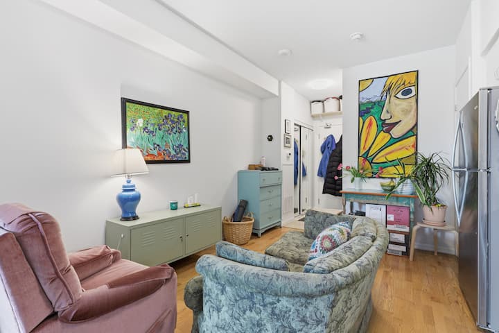 Modern Stylish Condo Minutes From Downtown - Toronto