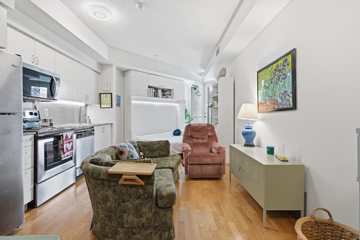 Modern Stylish Condo Minutes From Downtown - Toronto