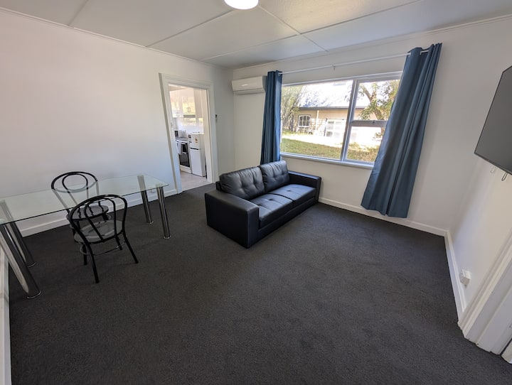 Bayley 4 - Walk To City And Mountain Views - Tasmania