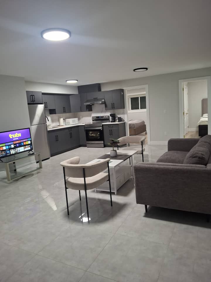 Brand New 2 Bed Room 1private Washroom - Surrey