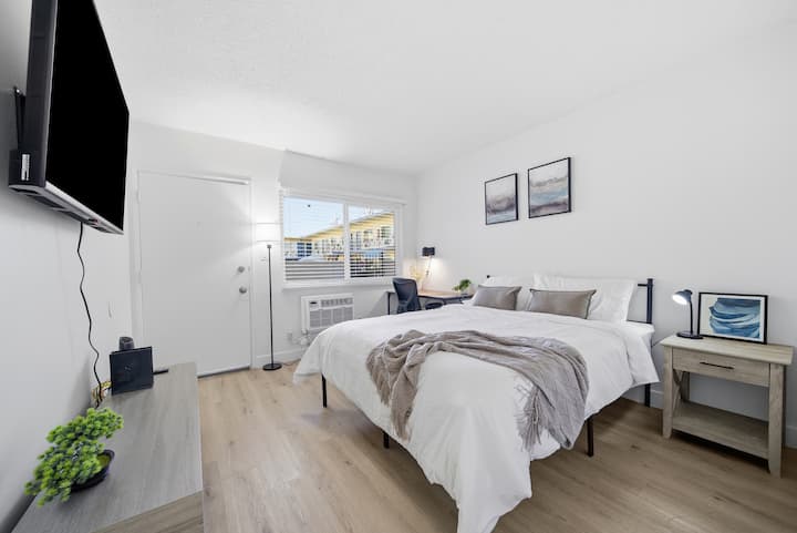 Private Studio Apartment W/ Parking - Calabasas, CA