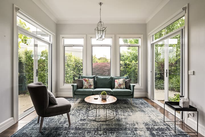 Luxury Lakeside Home ~ The Banks - Beechworth