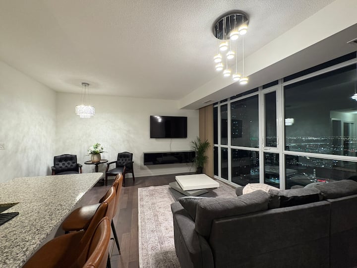 Luxurious Apartment In Mississauga Square One - Mississauga