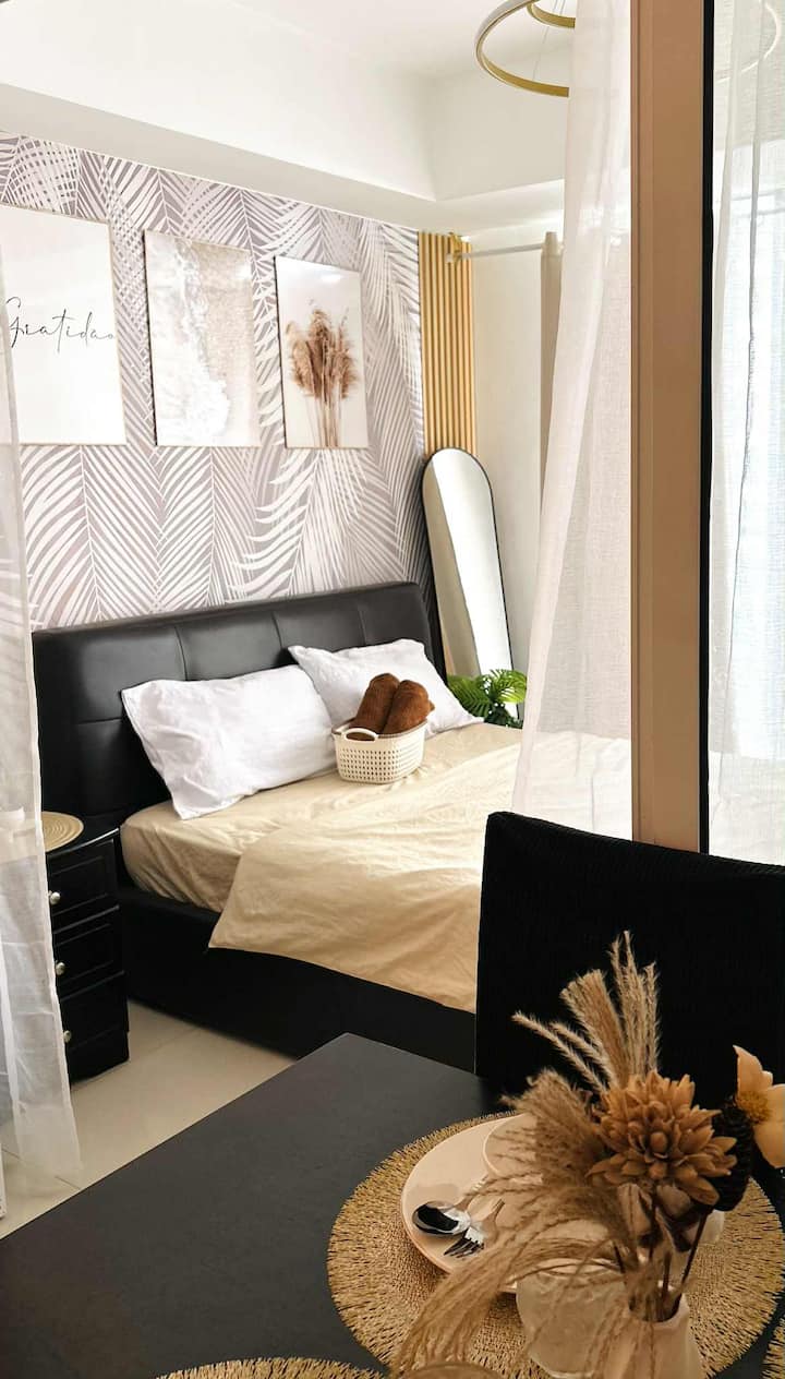 Azure Staycation Beach View | Sleeps 16-20 Guests - Taguig