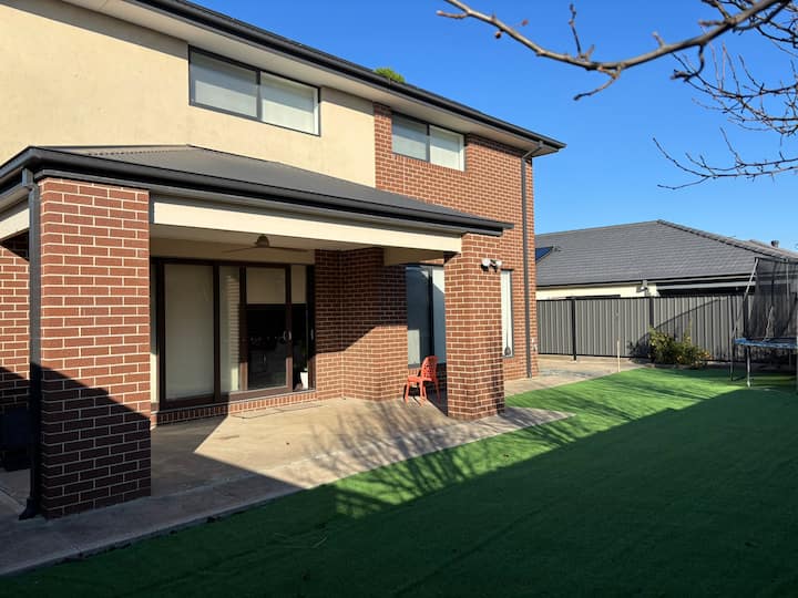 Huge 4br Estate: 3 King Beds + Balcony & Yoga Room - Beveridge