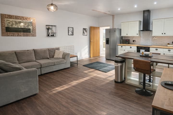 2 Bed Flat - Close To Airport & Station - Crawley